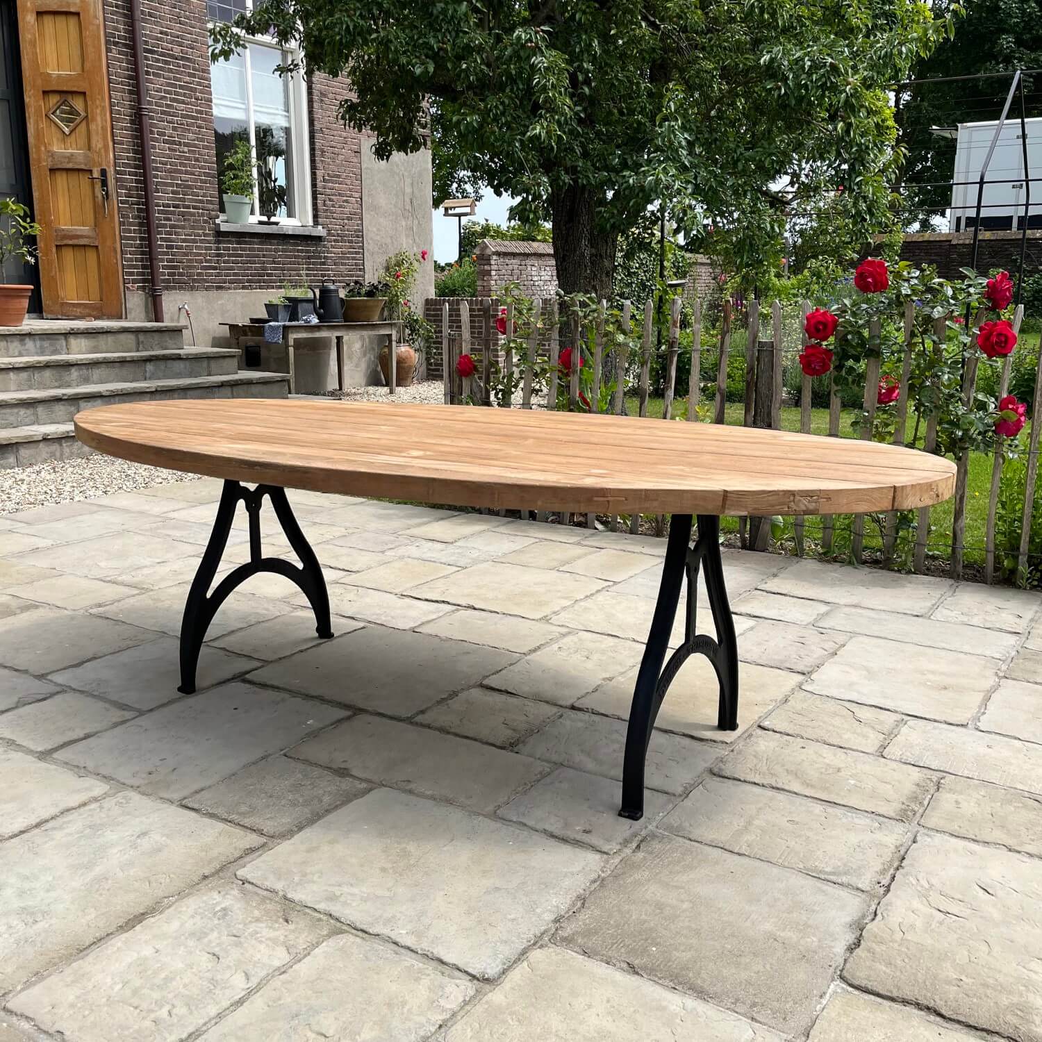 Industriële ovale tuintafel van teak met gietijzeren tafelpoten - T16