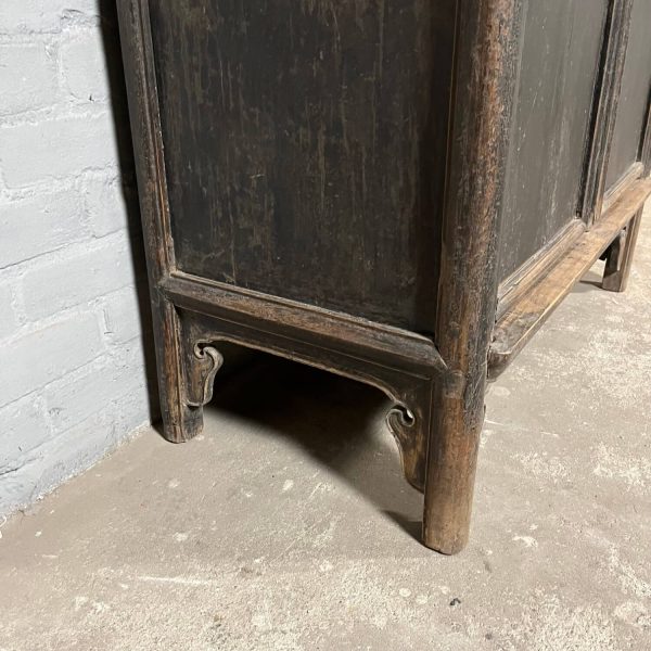 Oud Chinese kast in zwart van iepenhout | 2-deurs - D029