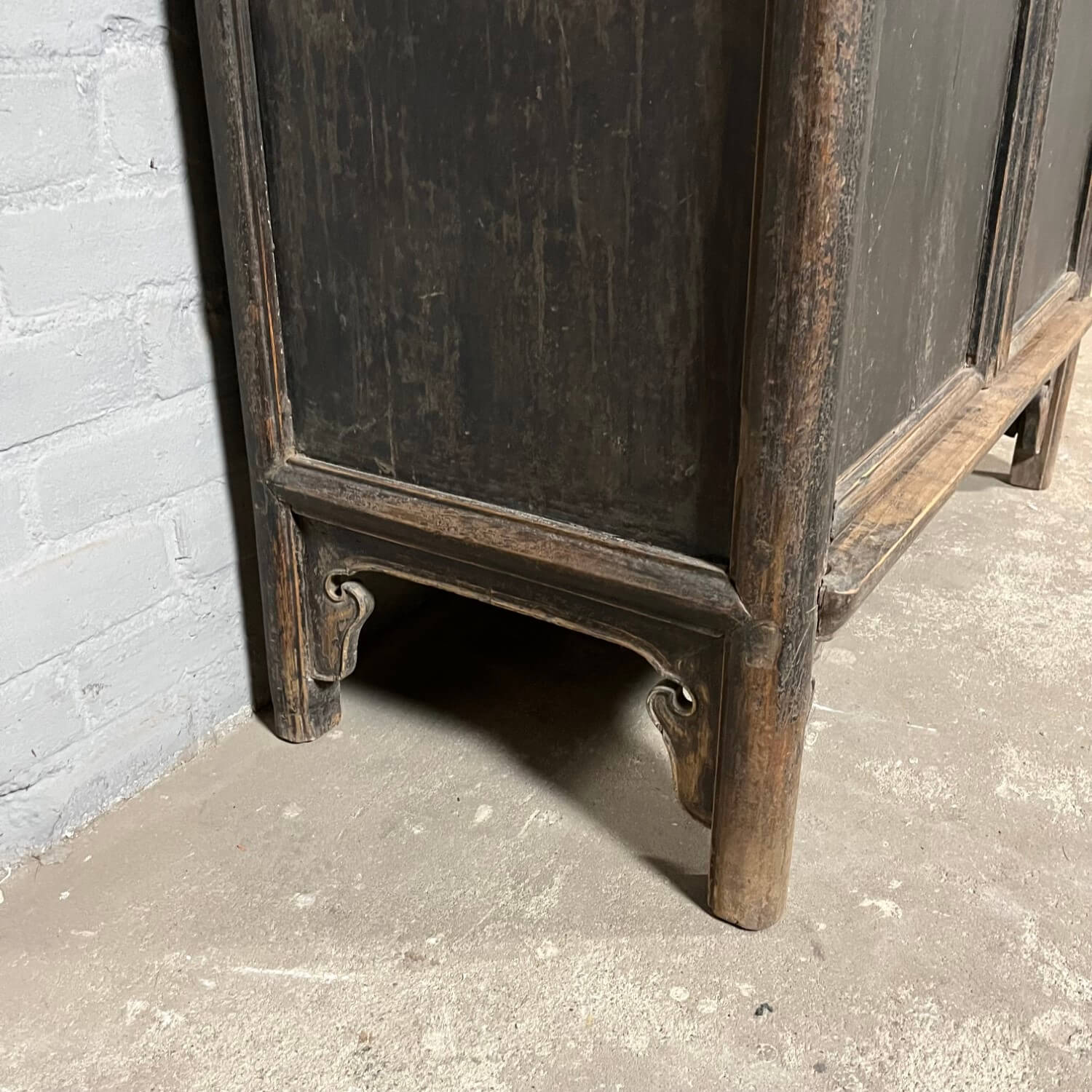 Oud Chinese kast in zwart van iepenhout | 2-deurs - D029