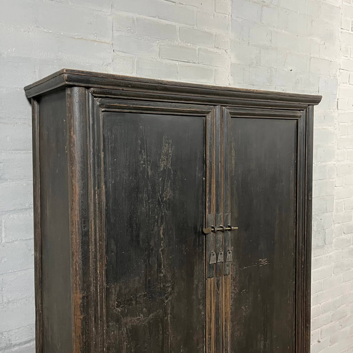 Oud Chinese kast in zwart van iepenhout | 2-deurs - D029